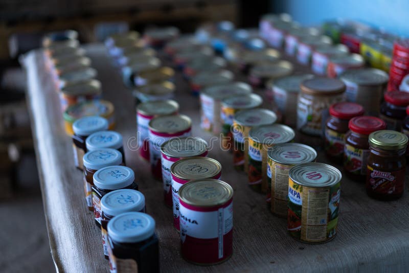 Comida En Lata En El Mostrador a La Venta Imagen editorial - Imagen de ...