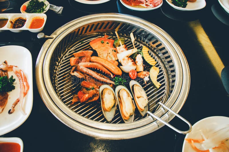 Comida En Parrilla Coreana, La Carne Y La Verdura Del Bbq Imagen de ...