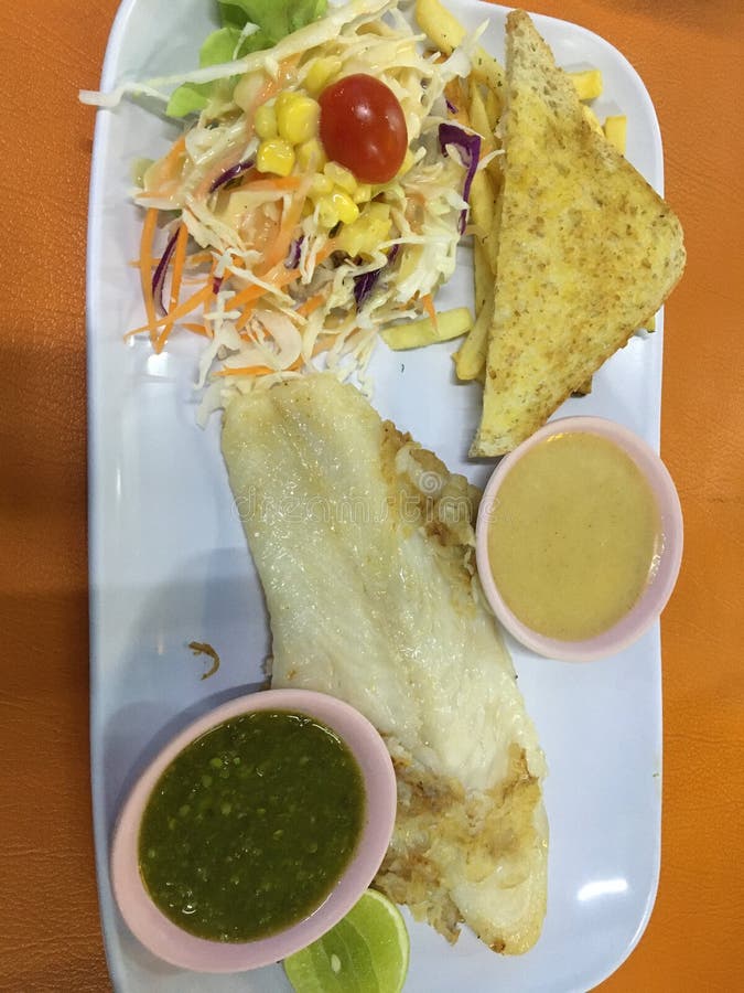 Comida En Plato Picado Chill Foto de archivo - Imagen de plato ...