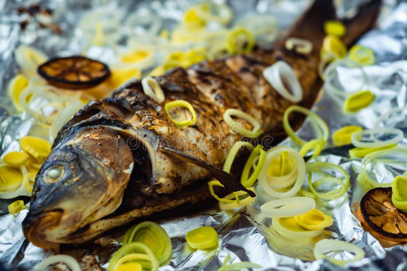 Comida Entera De La Cena De La Hoja De La Carpa Plato Crucian Foto de ...