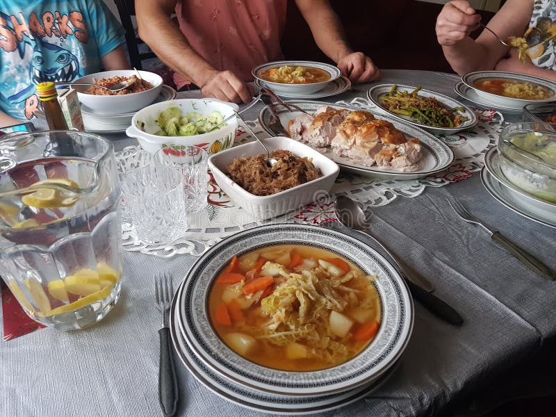 Comida Familiar Junto Con Comida Sabrosa Imagen de archivo editorial ...