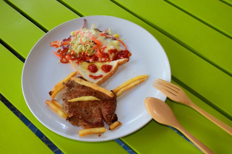 Comida feliz foto de archivo. Imagen de cara, plato, lindo - 55758892