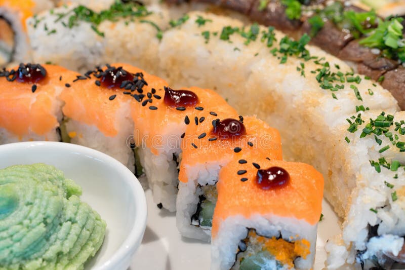 Comida Fría Japonesa Del Autoservicio Del Sushi Foto de archivo ...