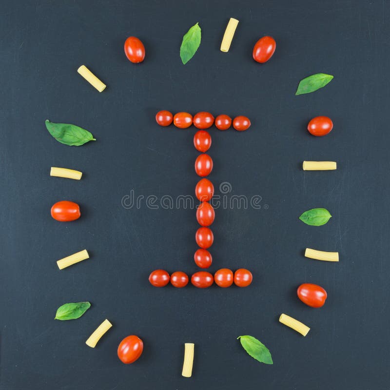 Comida Italiana Que Come El Modelo Con La Letra Foto de archivo ...