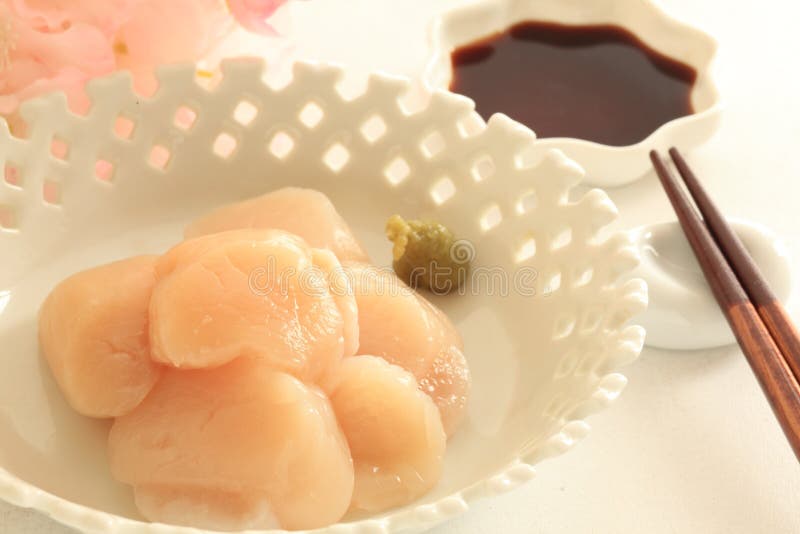 Comida Japonesa, Concha De Peregrino Cruda Con Herbario Imagen de ...