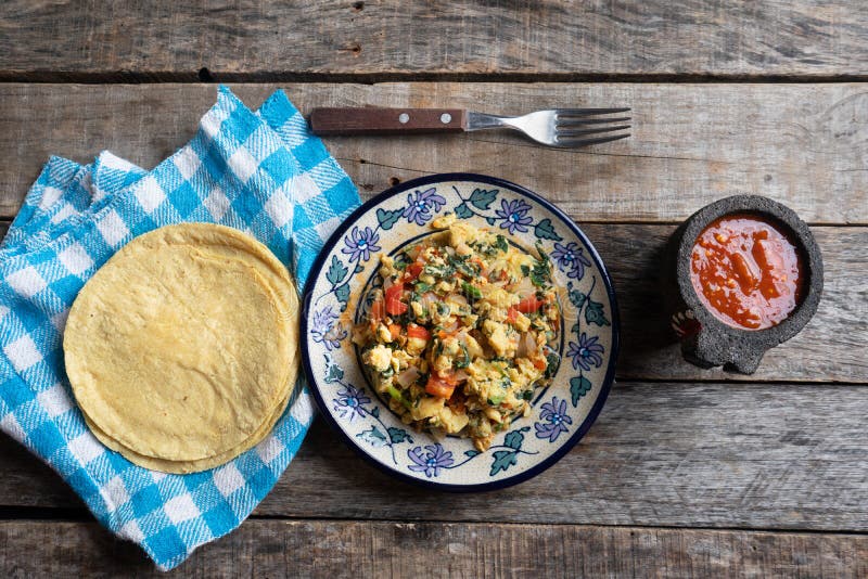 Comida Mexicana: Huevos Con Chaya Foto de archivo - Imagen de yucatan ...