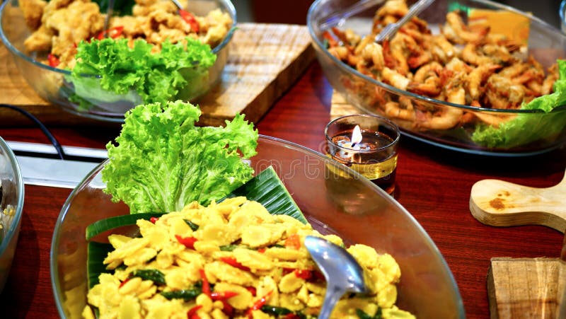 Comida Na Mesa Pronta Para Jantar No Buffet Do Restaurante Foto de ...