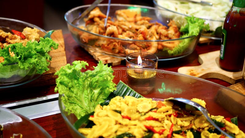 Comida Na Mesa Pronta Para Jantar No Buffet Do Restaurante Imagem de ...