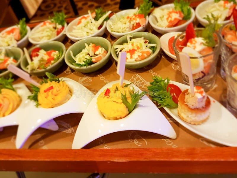 Comida Para El Cóctel En El Banquete De Boda Foto de archivo - Imagen ...