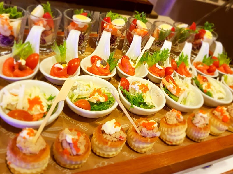 Comida Para El Cóctel En El Banquete De Boda Foto de archivo - Imagen ...