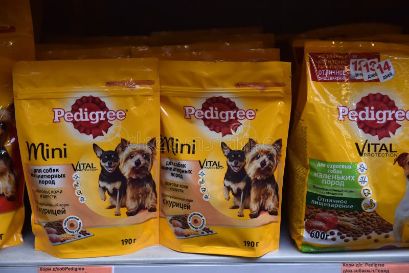 Comida Para Los Perros En El Supermercado Imagen de archivo editorial ...