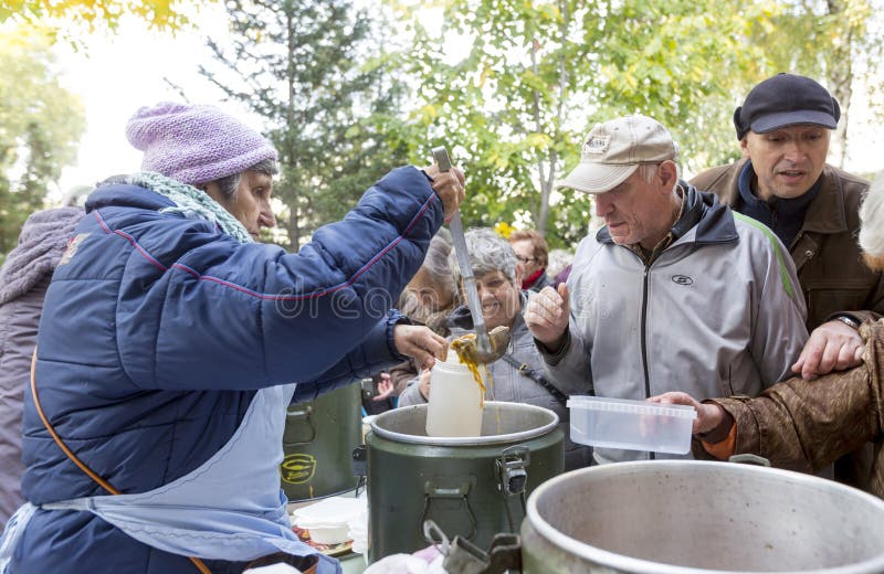 Dando Comida A Los Pobres Calentar Comida Para Los Pobres Y