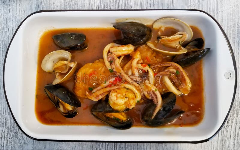 COMIDA PERUANA: Lunch Picante De Mariscos Imagen de archivo - Imagen de ...