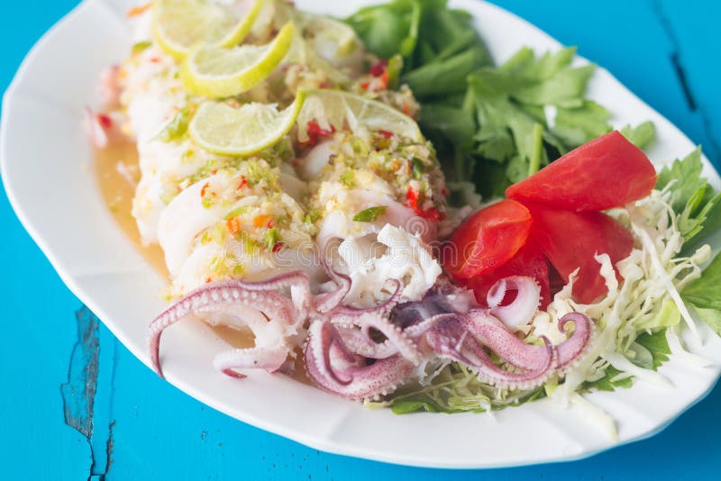 Calamar Cocido Al Vapor En El Plato Blanco Foto de archivo - Imagen de ...