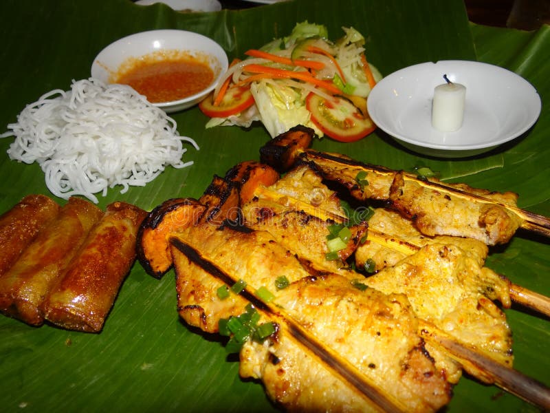 Cocodrilo Asado A La Parrilla En El Fuego Para Comer En El Mercado Del ...