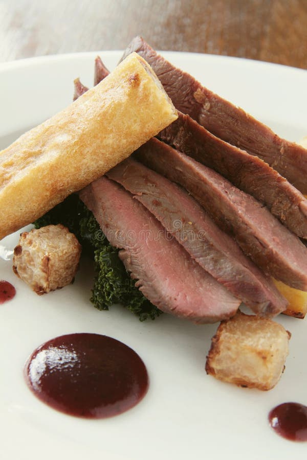 Comida Plateada De La Pechuga De Pato Con Las Verduras Imagen de ...