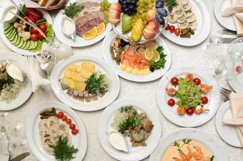 Comida Preparada En Restaurante En La Tabla Imagen de archivo - Imagen ...