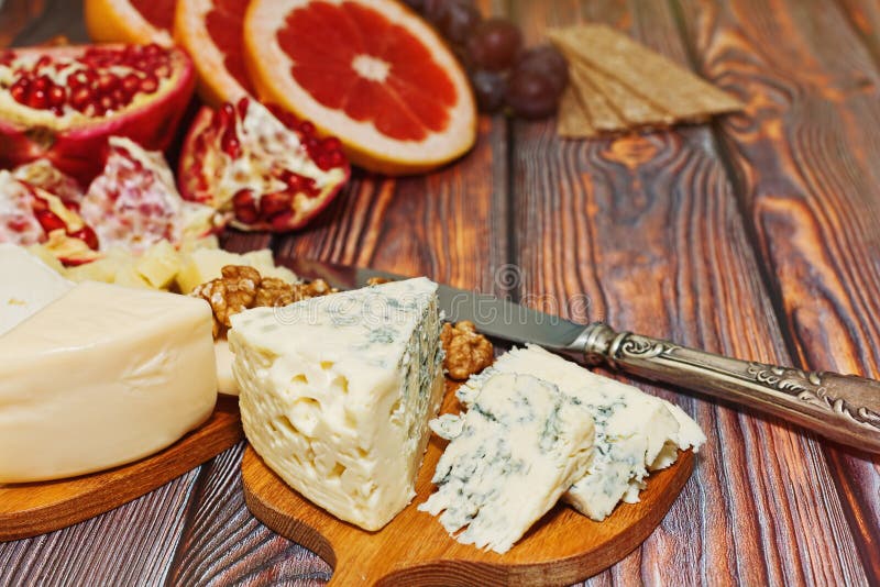 Bocado Refinado Del Queso Con Granate Y Uvas Foto de archivo - Imagen ...