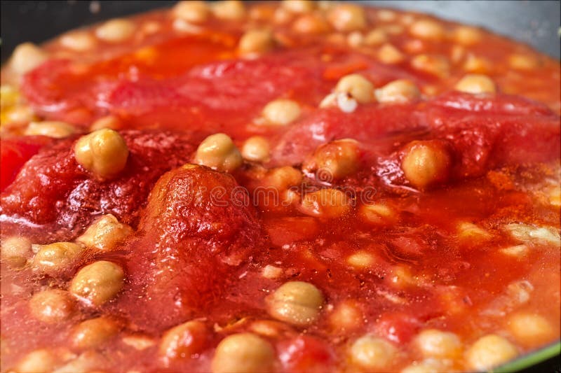 Comida Roja En Una Cacerola Imagen de archivo - Imagen de plato ...