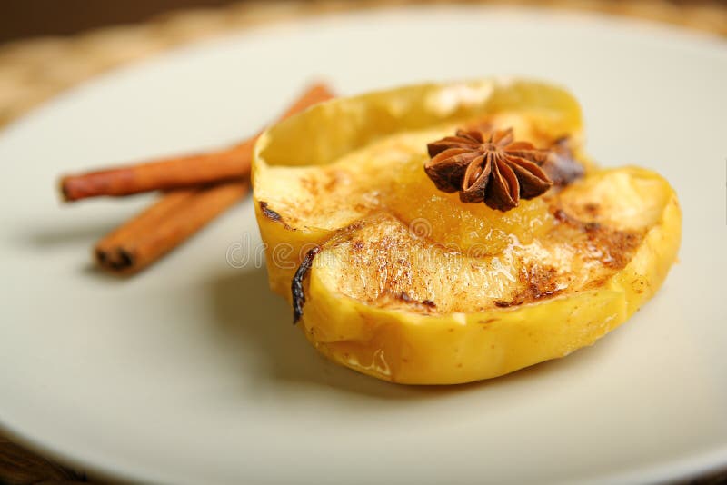 Comida Sana De Una Manzana Cocida Con Canela Foto de archivo - Imagen ...