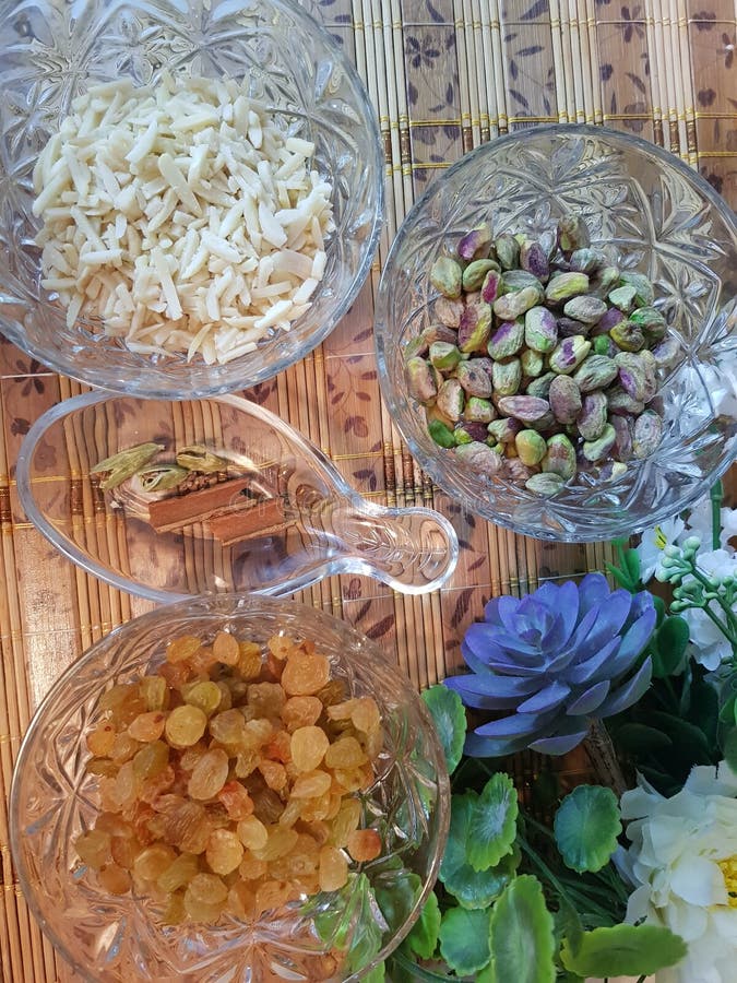 Comida seca con mucho amor imagen de archivo. Imagen de producto ...