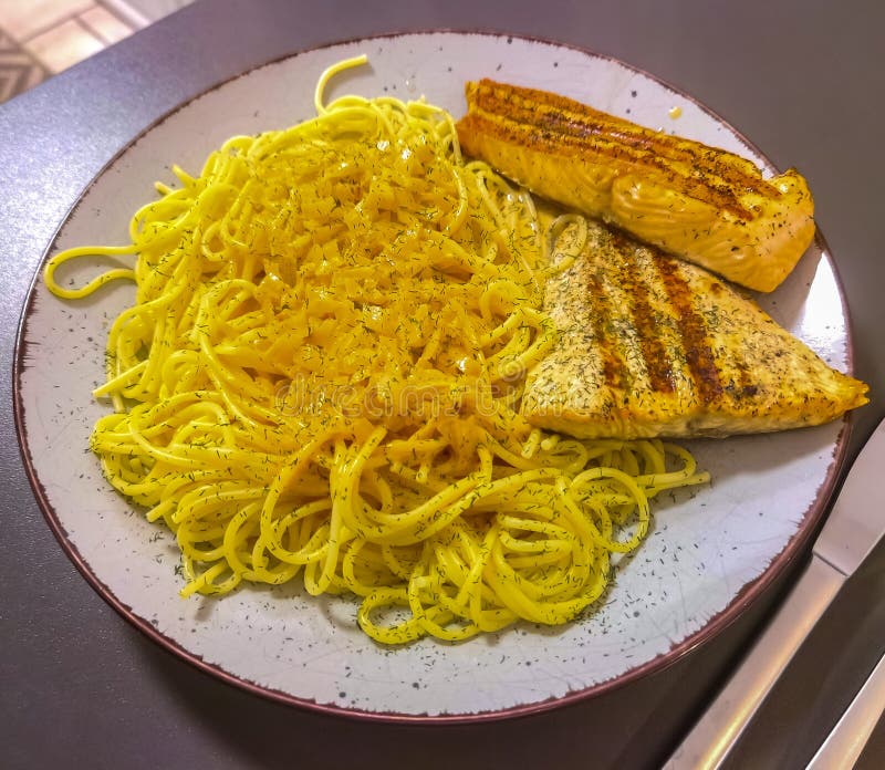 Comida Simple Y Deliciosa Preparada a Solas Imagen de archivo - Imagen ...