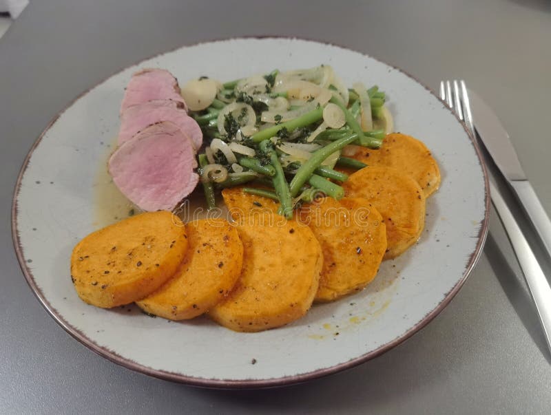 Comida Simple Y Deliciosa Preparada a Solas Foto de archivo - Imagen de ...