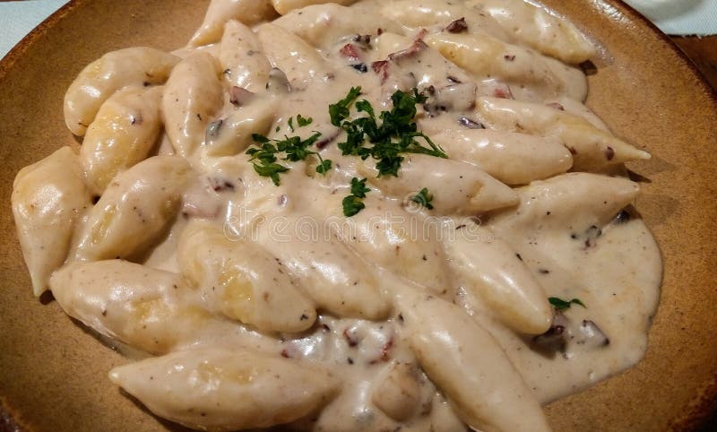 Comida Típica De Praga: Gnocchi De La Patata Con Queso Foto de archivo ...