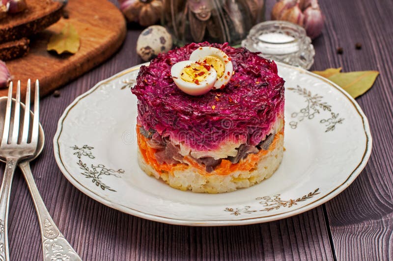 Comida Tradicional Rusa Arenques Bajo Un Abrigo De Pieles Imagen de ...