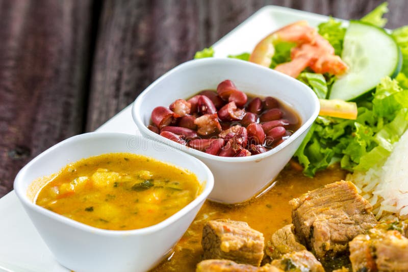 Plato Tropical De La Comida En El Cocinero Islands De La Laguna De ...