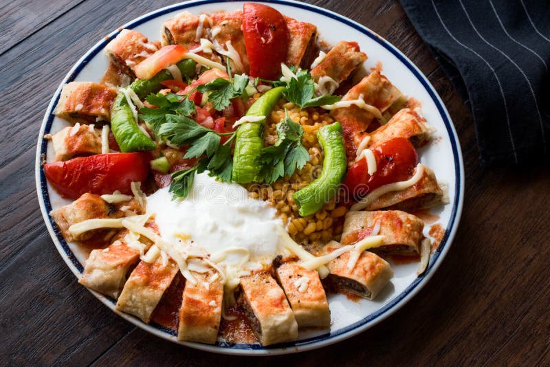 Comida Turca Beyti Kebap/kebab De Shawarma Con El Yogur Foto de archivo ...