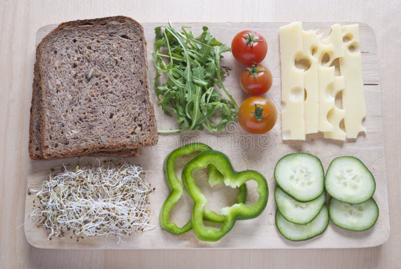 Comida Cruda Ingredinent En Tabla De Cortar De Madera Imagen de archivo ...