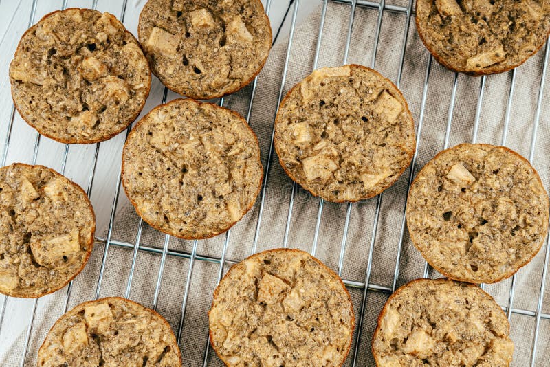 Comidas Para El Desayuno De Pear, Cinnamon Y Walnut Foto de archivo ...