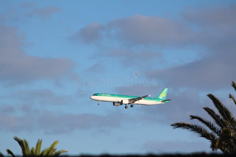 Commercial flight landing editorial image. Image of airplane - 77599895