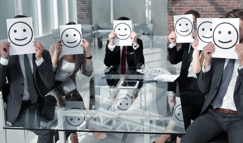 Positieve Smiley-inscriptie En Woord in Een Laptop Nabij Een Kop Koffie ...