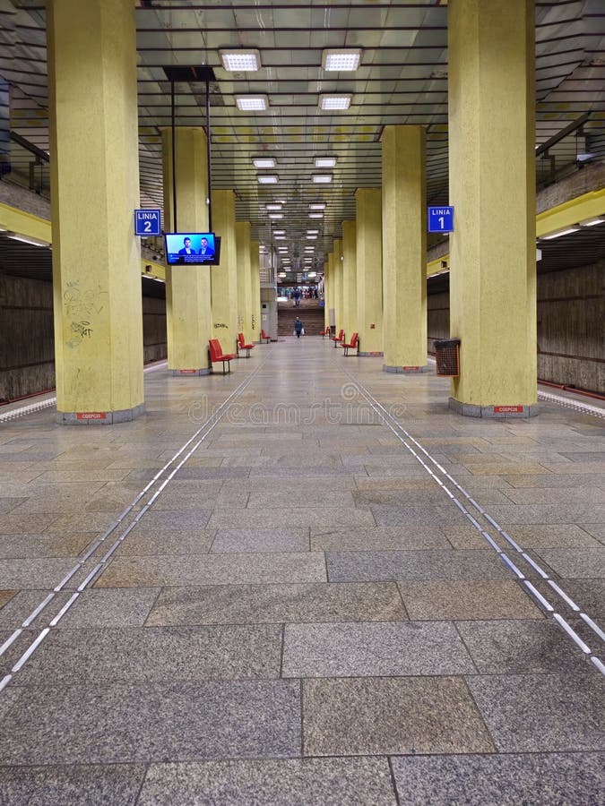 Common Subway Station Platform Editorial Image - Image of subway, long ...