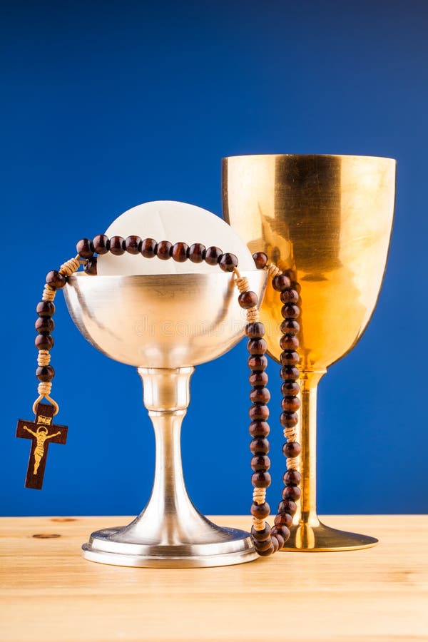 Calice De Sainte Communion Sur La Table En Bois Image stock - Image du ...