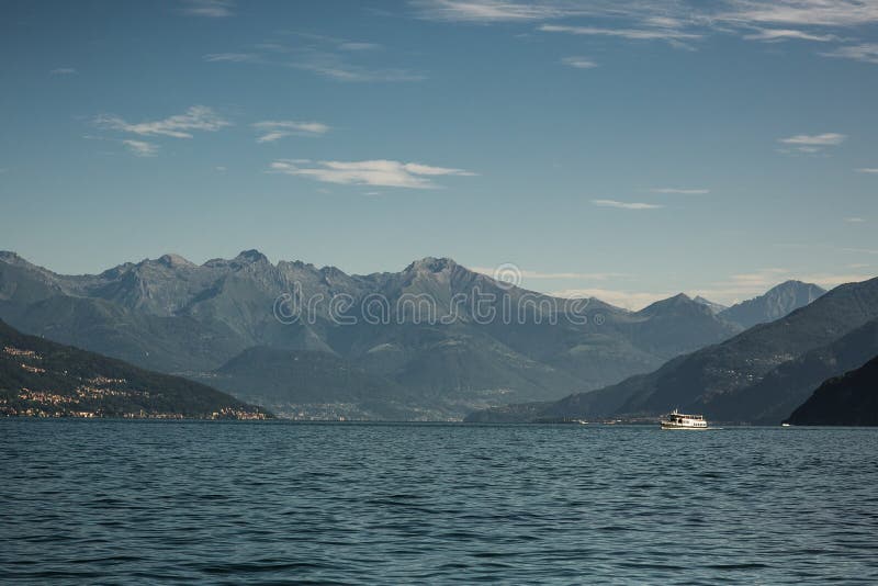 Como Hermoso, Limpio Del Lago En Italia Imagen de archivo - Imagen de ...