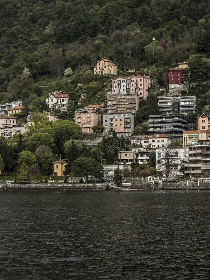Como in Italien redaktionelles bild. Bild von wolken - 89926845
