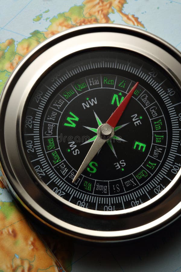 Compás en mapa imagen de archivo. Imagen de oeste, equipo - 34547887