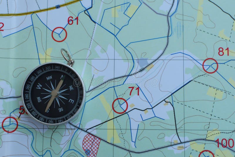 Compás Y Un Mapa Topográfico Foto de archivo - Imagen de ocio, terreno ...