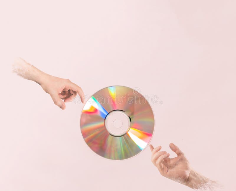 Compact disc (CD) e mani fotografia stock. Immagine di dischi - 64080542