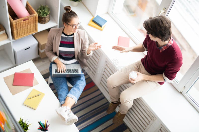 Compartilhando De Ideias Criativas Com O Colega De Trabalho Imagem de ...