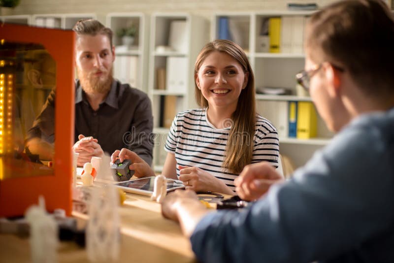 Compartilhando De Ideias Criativas Com O Colega De Trabalho Imagem de ...
