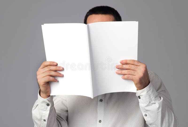 Lendo um compartimento foto de stock. Imagem de telefone - 12434184