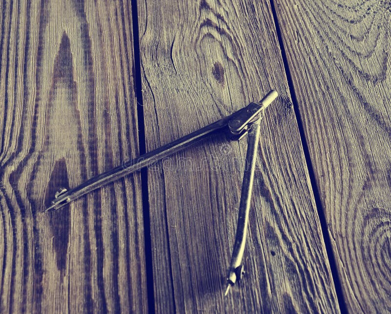 Compases Del Metal En Una Tabla De Madera Stock de ilustración ...