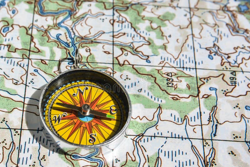 Compass y mapa foto de archivo. Imagen de acimut, flecha - 157018478