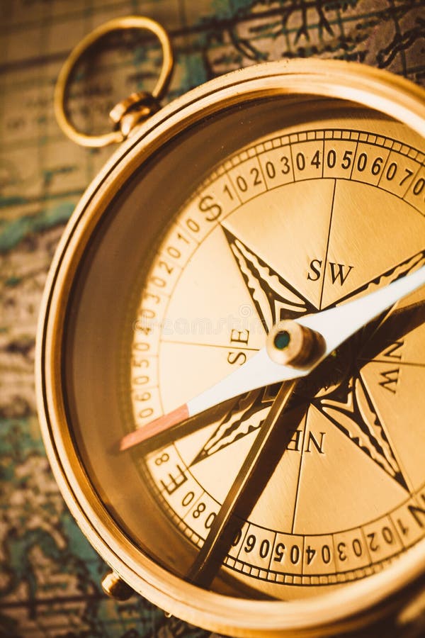 Compasso Antigo De Bronze No Fundo Foto de Stock - Imagem de ...
