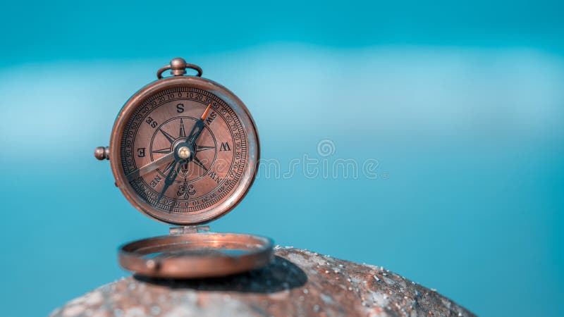 Compasso Náutico De Bronze Antigo Do Relógio De Sol Foto de Stock ...