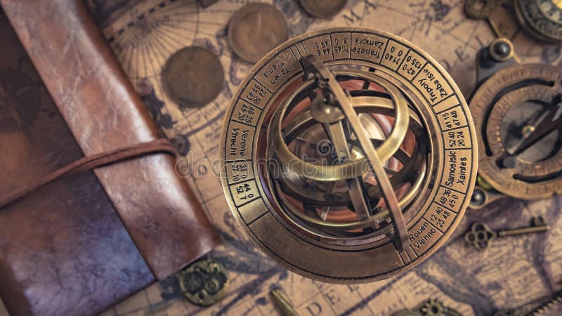 Compasso Náutico De Bronze Antigo Do Relógio De Sol Foto de Stock ...